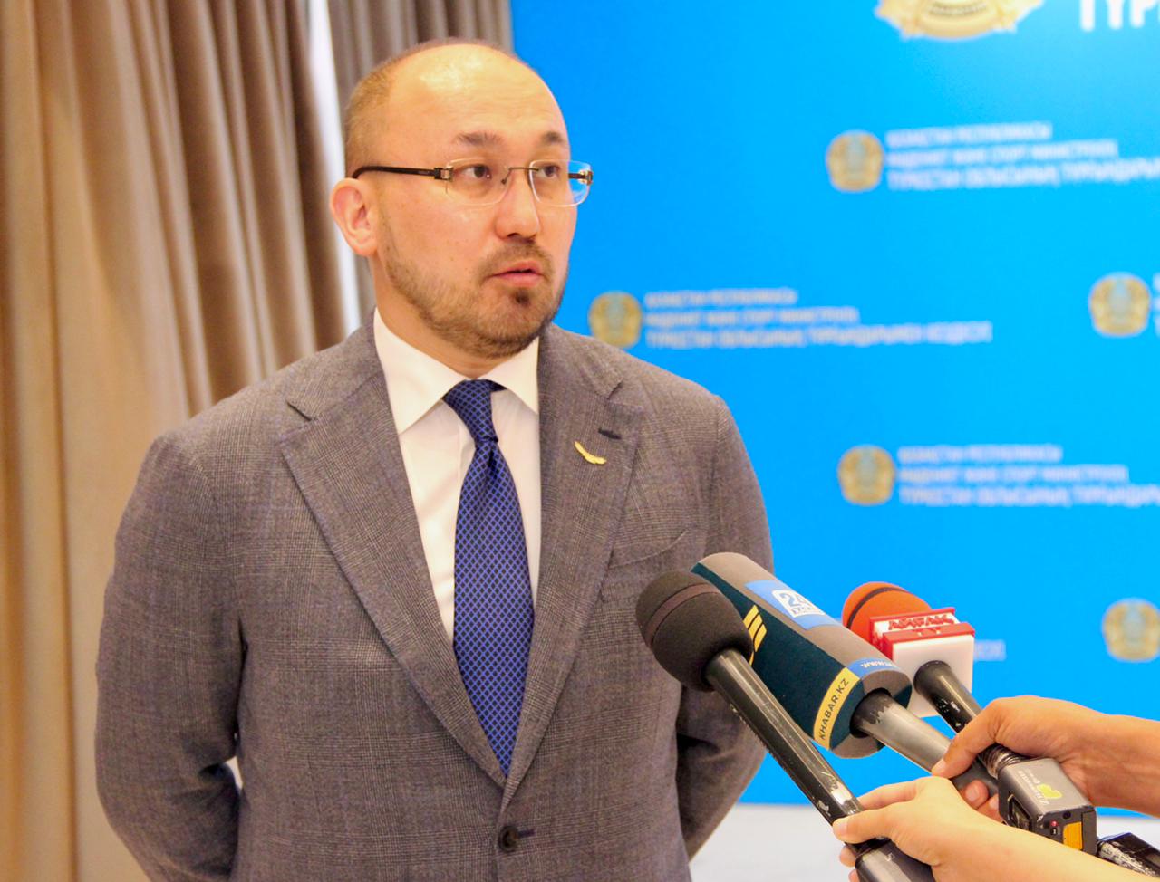 Даурен Абаев встретился с жителями города Туркестан